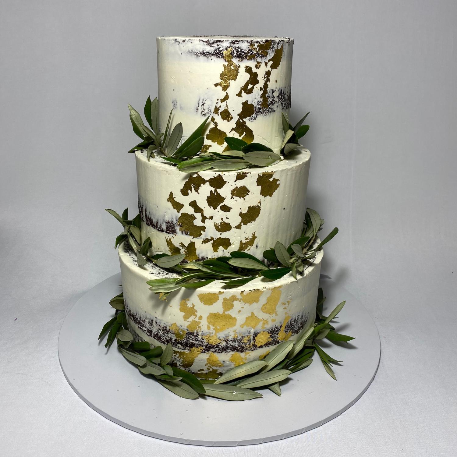Olive green and gold wedding cake | Beachweddingtips.com